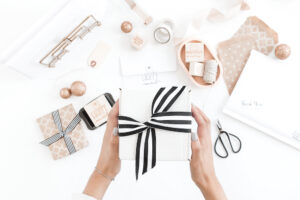 How to Write a Gift Guide That Converts (Plus 25+ Gift Guide Ideas)